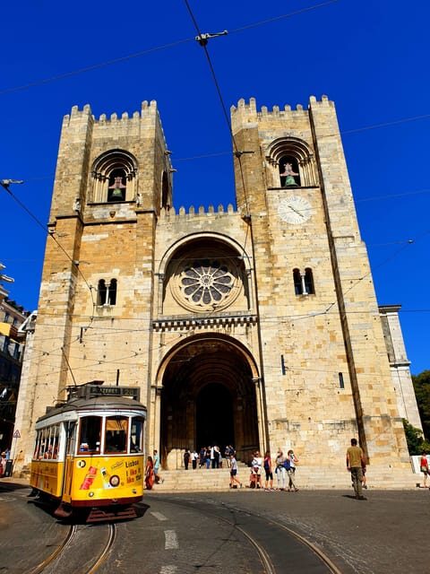 Lisbon: Tuk Tuk 2H Tour Lisbon with a Old Timer - FAQs