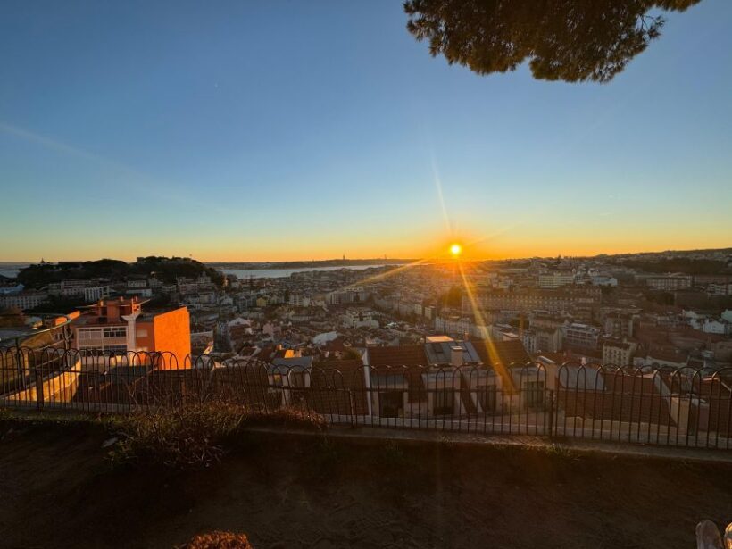 Lisbon: Tuk Tuk with hotel pick up and the best of old city - Value for Money
