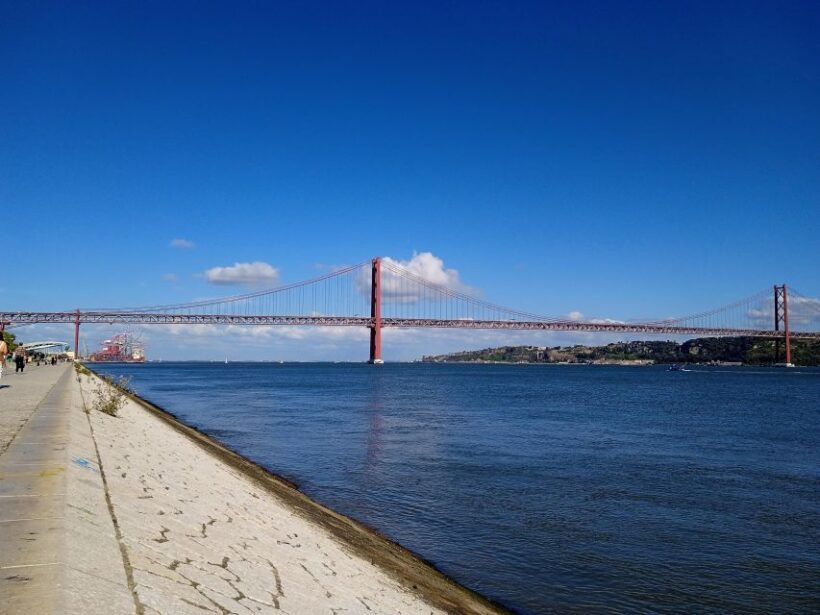 Lisbon Tuktuk Highlights Tour with Food and Wine Tastings - Key Points