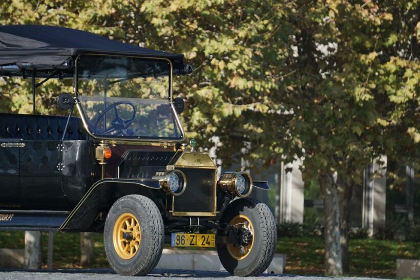 Lisbon: Vintage vehicle replica Private Tour - The Sum Up