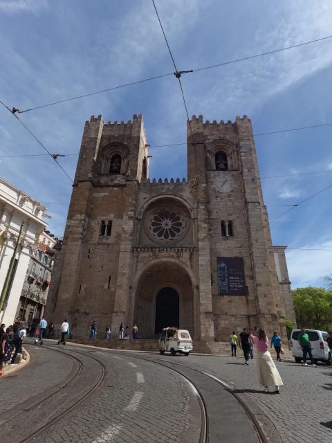 Lisbon:Private guided historical sightseeing Tour by TUK-TUK - A Deep Dive into the Tuk-Tuk Experience in Lisbon