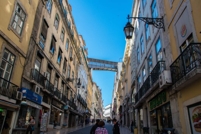Lisbon's historic old town in a tuk-tuk in German - The Practical Side: What to Expect