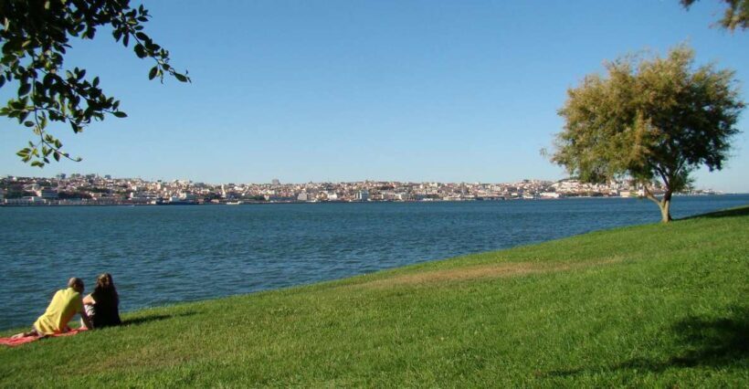 Lisbons South Side, River Tejo & 3-Hour Walking Tour - Authentic Perspectives from Travelers