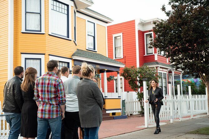 Little Italy Food and Drink Walking Tour: Pizza, Pasta & Piazzas - The Guides and Atmosphere