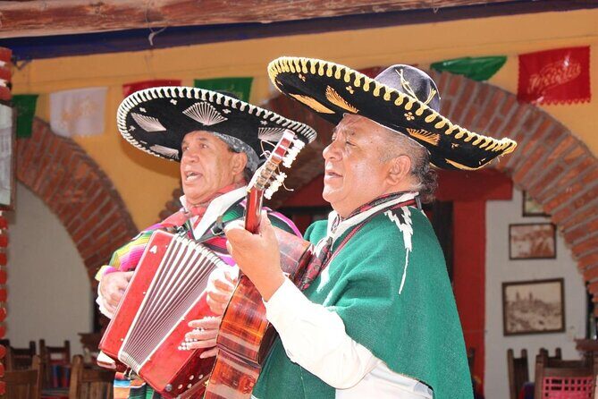 Live a Mexican Night in Plaza de los Mariachis - Key Points: