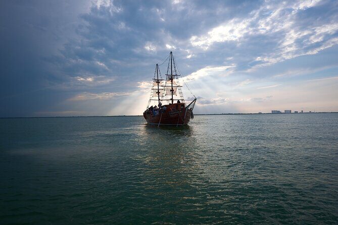 Live a Romantic Night Cruise Dinner at COLUMBUS (open bar included) - Insights from Reviews
