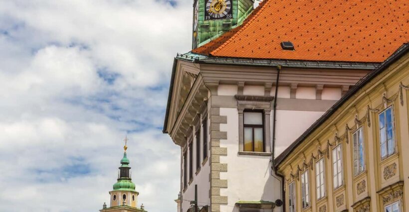 Ljubljana: 2.5h walking tour with local guide - Key Points