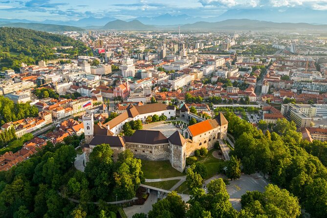 Ljubljana: 2.5h Walking Tour With Local Guide - Itinerary and Key Stops