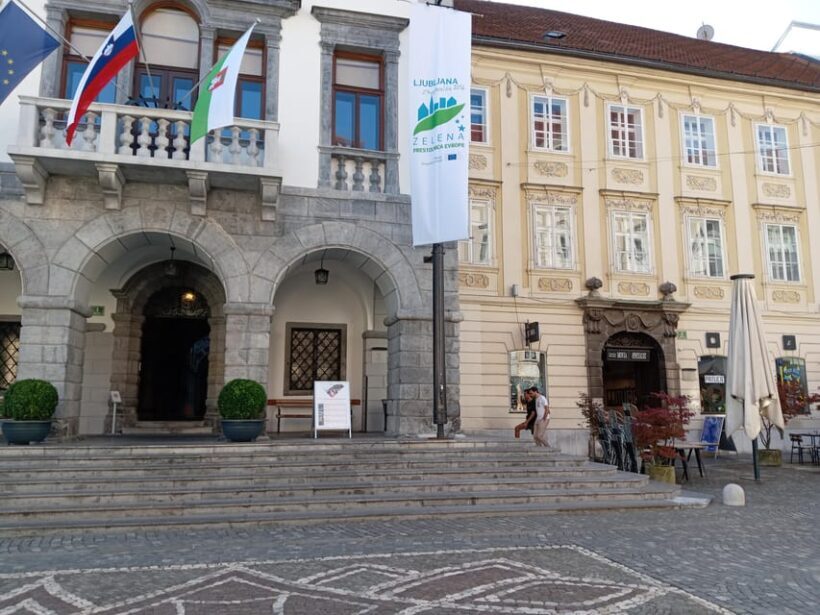 Ljubljana: Wonderful tour fun experience time history - Key Points