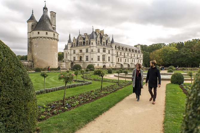 Loire Valley Castles Trip With Chenonceau and Chambord From Paris - Visiting the Magnificent Chateaux