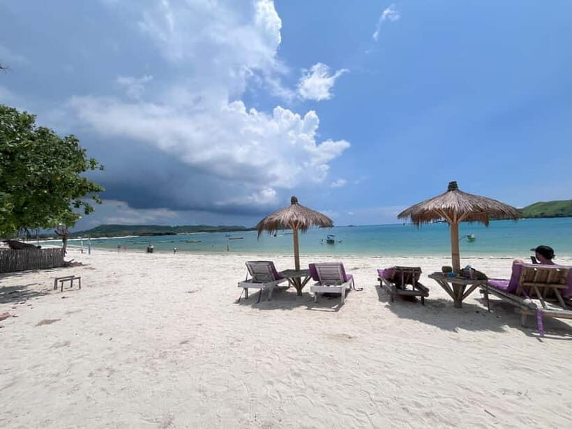 Lombok: Sasak Villages, Pottery and south beach Tour - Traditional Crafts: Weaving and Pottery