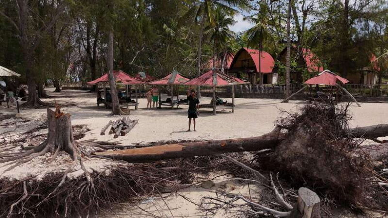 Lombok: Waterfall, Beach, and Weaving Village Day Trip - Relaxing at Selong Belanak Beach