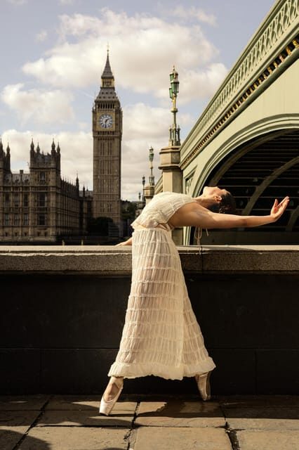 London: 1980s-Inspired Photoshoot at Iconic Landmarks - An in-depth look at the 1980s London Photoshoot Experience