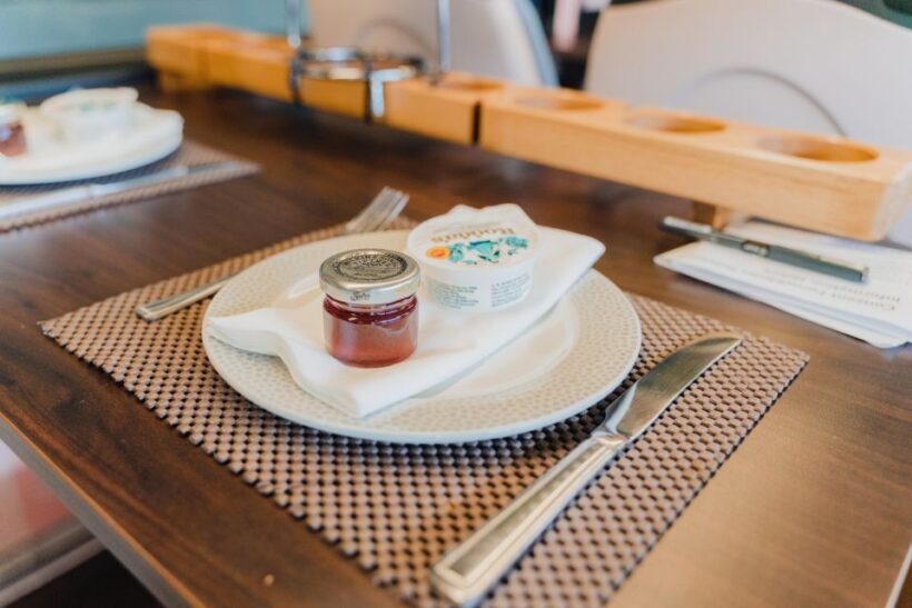 London: Afternoon Tea Bus with a Glass of Prosecco - An In-Depth Look at the Experience
