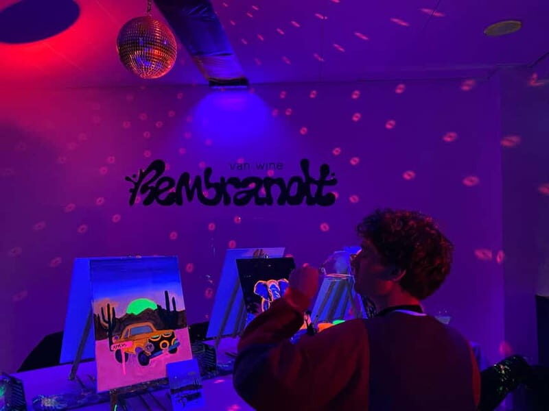 London: Bottomless Sip & Paint in the Dark - The Experience & Atmosphere