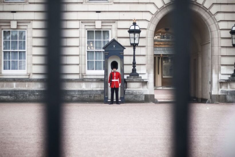 London: Changing of the Guard Private Group or Family Tour - A Close-Up of the Changing of the Guard Tradition