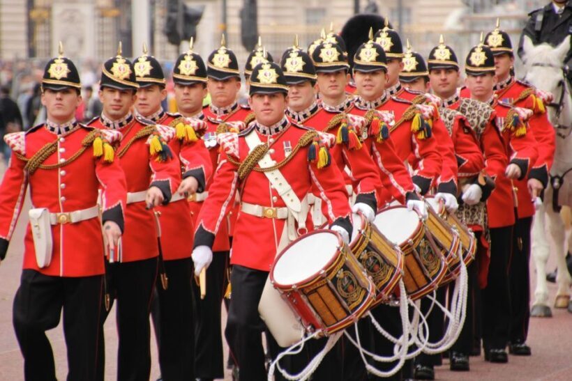London: Changing of the Guard Private Group or Family Tour - Authenticity and Flexibility