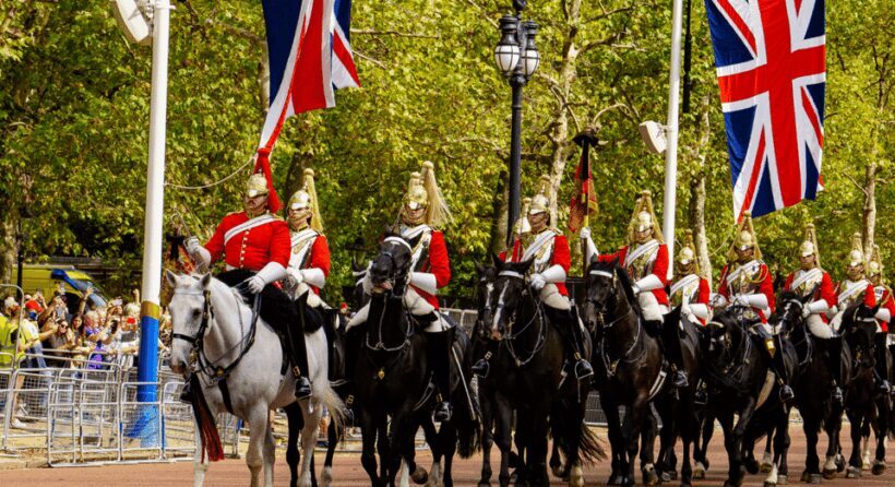 London: Changing of the Guard & Royal London Walking Tour - Overview of the Experience