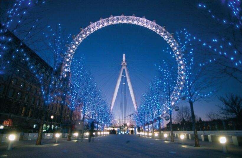 London: Christmas Lights Nighttime Bus Tour with Live Guide - The Experience for Different Travelers