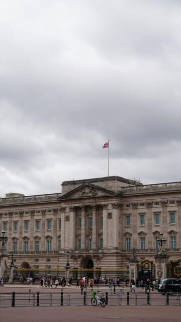London: Guided Walking Tour & Changing of the Guard - An Introduction to the Tour Experience