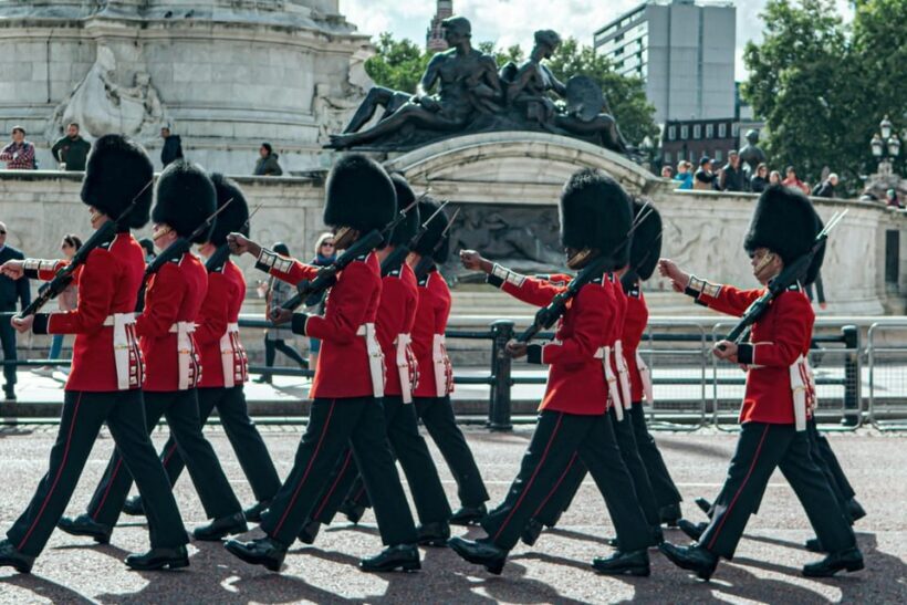 London: Guided Walking Tour & Changing of the Guard - The Guide and Group Size