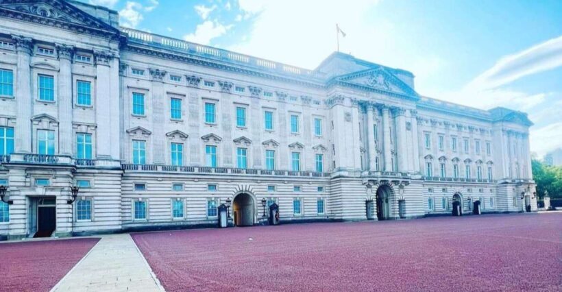 London: Guided Walking Tour with Changing Of The Guard - Key Points
