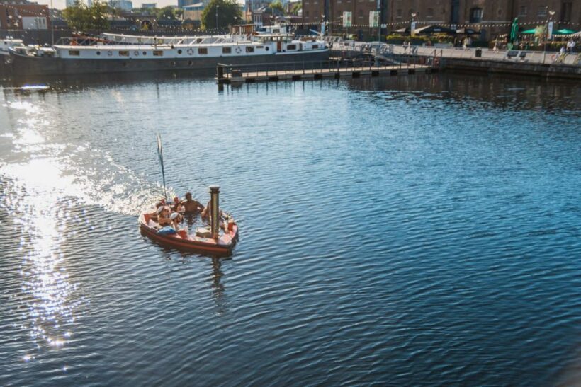 London: Hot Tub Boat Guided Historical Docklands Cruise - An overview of the experience