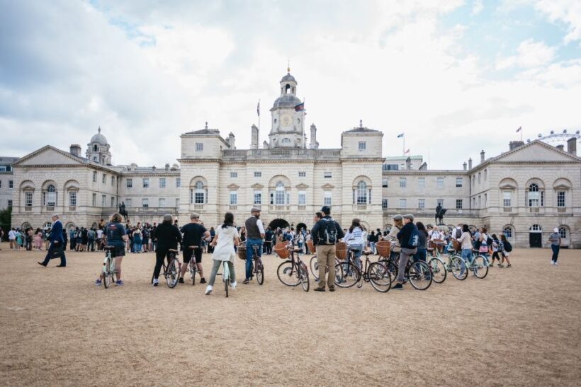 London: Landmarks & Secrets Bike Tour with Pub & Street Art - Key Points