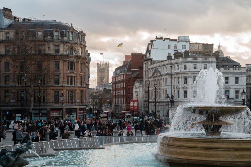 London Must-See 3 Hours Walking Tour - Visiting St. Jamess Palace and the Changing of the Guard