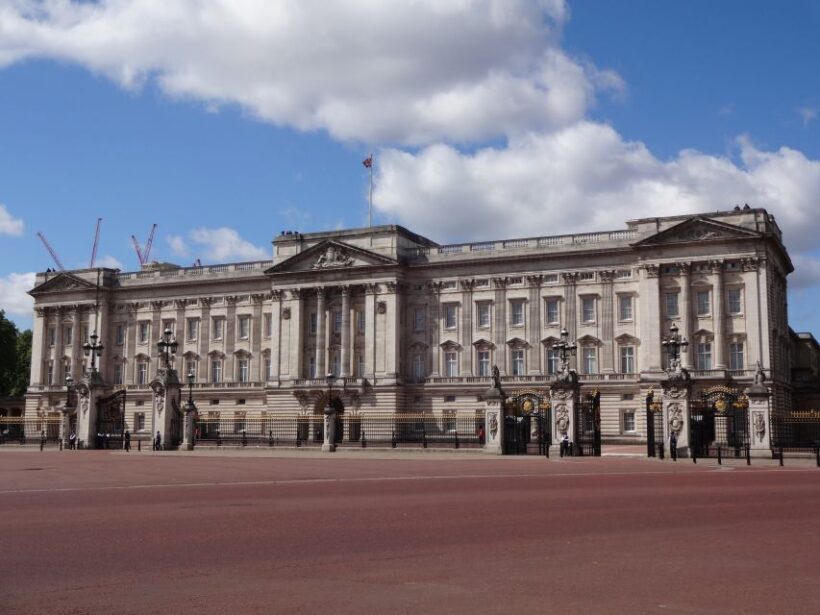 London Must-See 3 Hours Walking Tour - Royal Landmarks: Buckingham Palace and St. Jamess Park