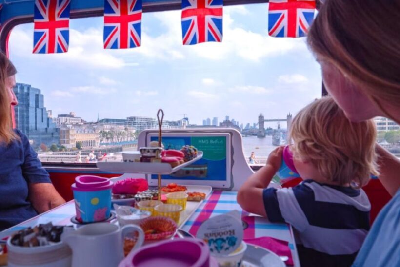 London: Peppa Pig Afternoon Tea Bus Tour with Audio Guide - A close look at the experience