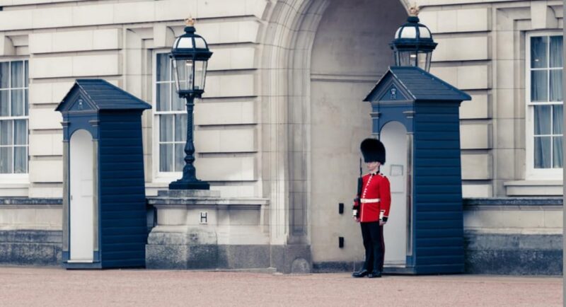 London: Private Royal Walking Tour with a Local Guide - Key Points