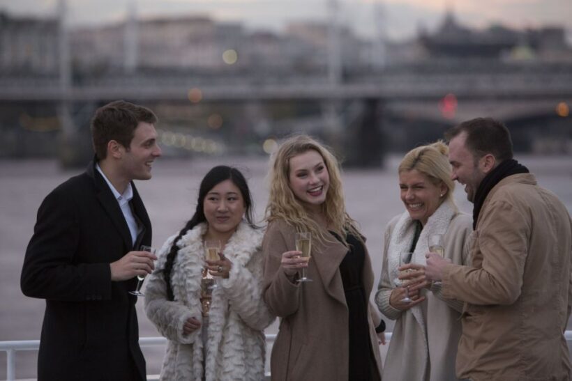 London: River Thames Evening Cruise with Bubbly and Canapés - Scenery and Landmarks