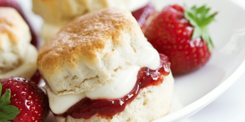 London: Royal Hampton Court Guided Tour with Afternoon Tea - Exploring the Royal Hampton Court Guided Tour with Afternoon Tea