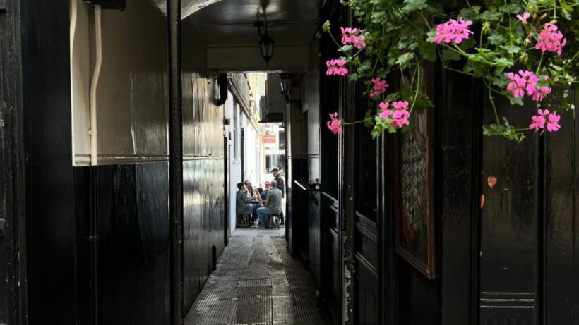 London: Royal Historic Pubs Walking Tour - Key Points