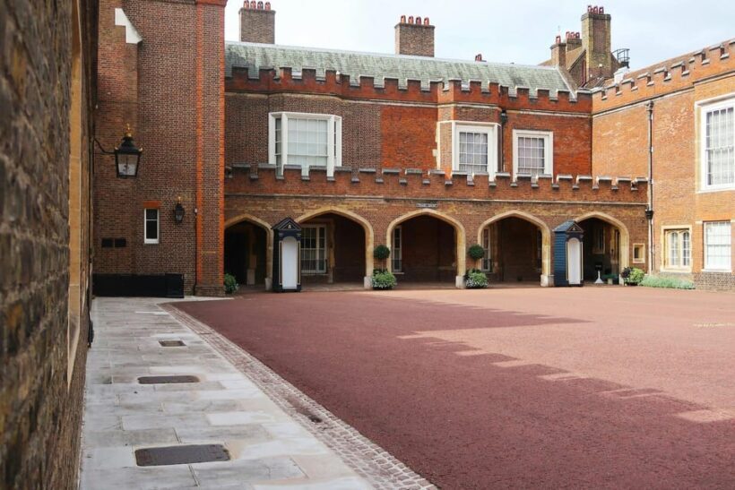 London: Royal Walking Tour with Guard Change & Royal Mews - Starting Point and Initial Impressions