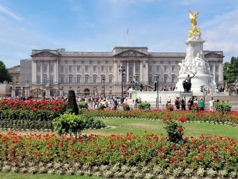 London: Royal Walking Tour with Guard Change & Royal Mews - The Changing of the Guard and Royal Processions