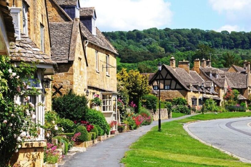 London: Small Group Cotswolds Trip with Bourton-on-the-Water - Tour Guide and Insights