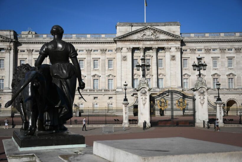 London: Top 30 Sights Walking Tour and Clink Prison Entry - Key Points