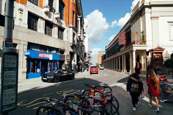 London's Femme Fatales : the power of sex and beauty - Frequently Asked Questions