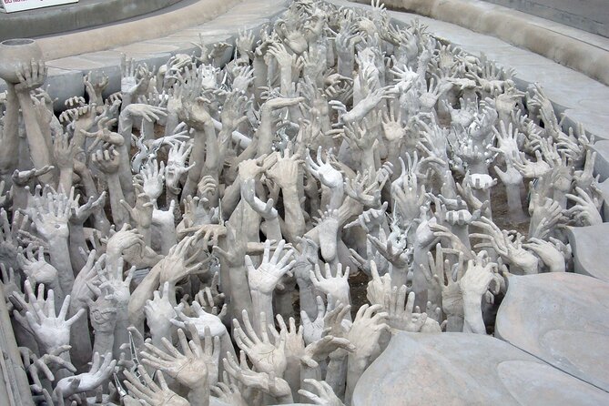 Long Neck Village, White & Blue Temple, Black House Day Tour From Chiang Mai - The Travel Experience: What to Expect