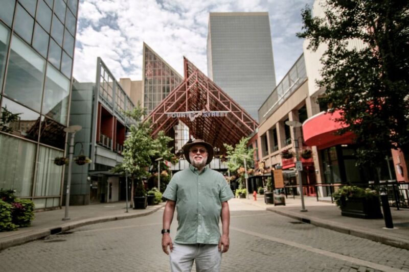 Louisville: Photoshoot Walking Tour with Pictures - Key Points