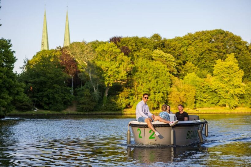 Lübeck: Electric Boat Rental - without driving licence - What to expect on your cruise