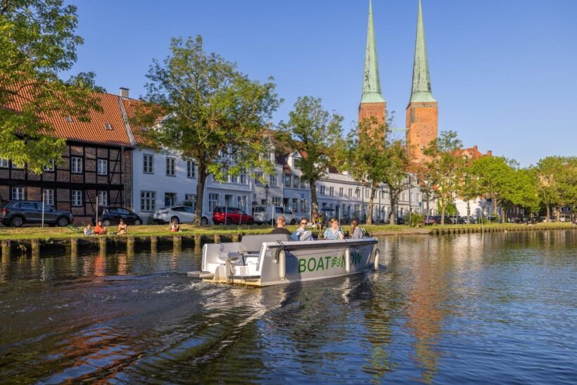 Lübeck: Electric Boat Rental - without driving licence - Authentic reviews and insights