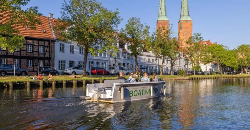Lübeck: Electric Boat Rental - without driving licence - Practical tips for your trip