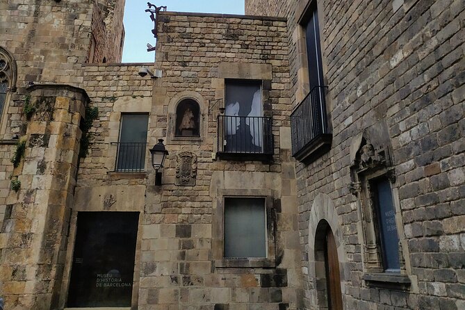 Luca's Hidden Old Barcelona: the Gothic and El Born Tour - Taking in the Vibrant El Born Neighborhood