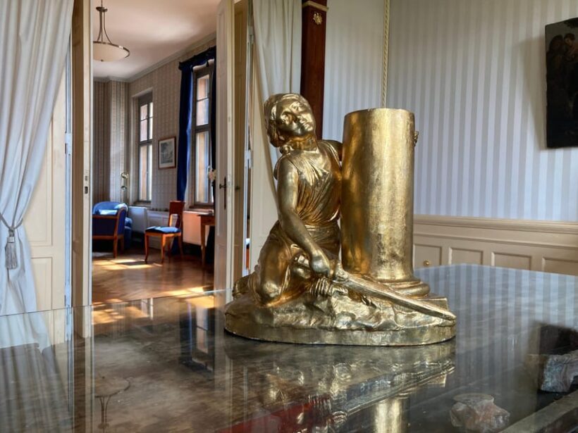 Ludwigslust: Traditional papier-mâché art in Palais Bülow - The Setting: A Historic Palatial Atmosphere