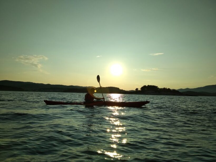 Lumbarda - Sunset Kayak Tour with a Picnic - Wine and Sweets - Key Points