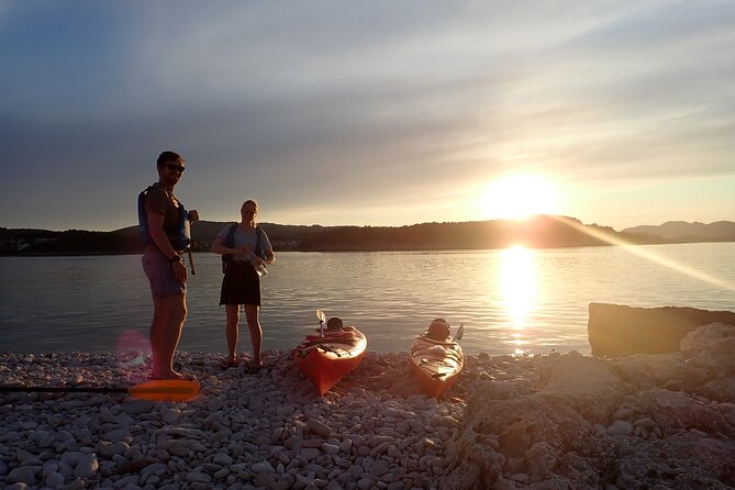 Lumbarda-Sunset Kayaking Experience With Picnic: Wine and Sweets - Key Points