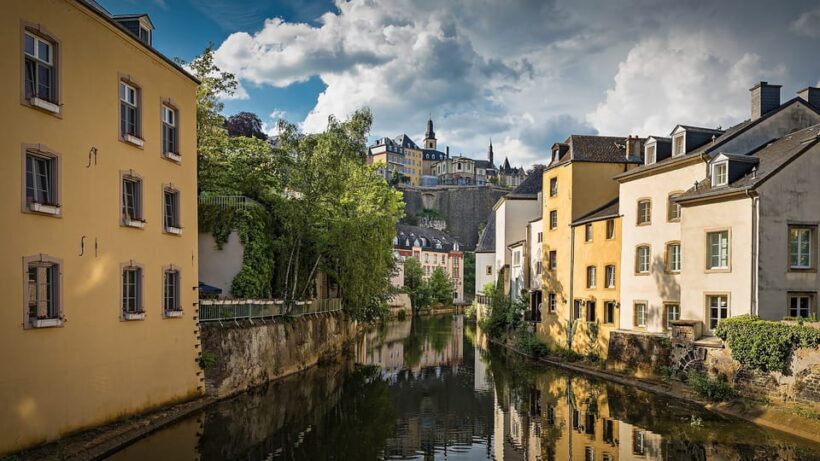 Luxembourg: Express Walk with a Local in 60 minutes - The Pedestrian Route: From Landmarks to Local Flavors